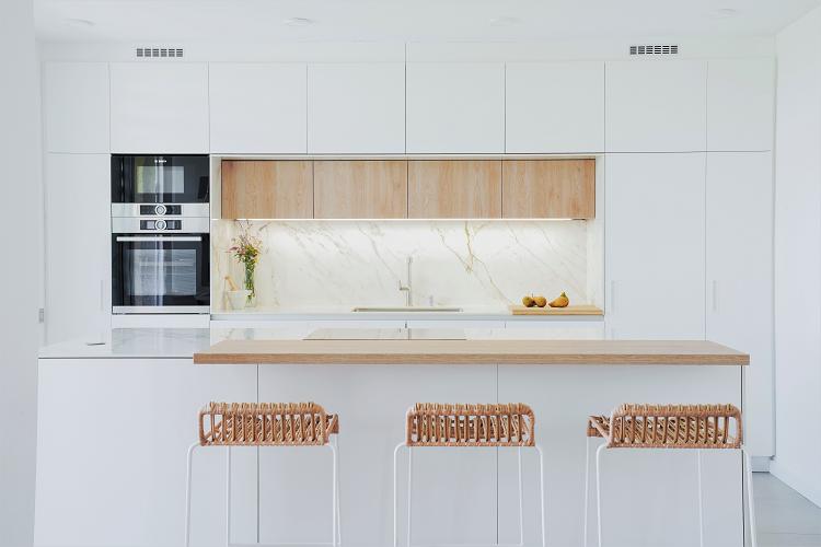 Rekker te inspira con una cocina que fusiona el blanco y la madera y ...