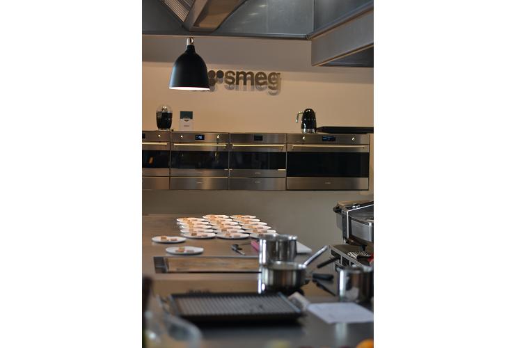 El chef Marc Ribas demuestra sus habilidades culinarias junto a Smeg ...